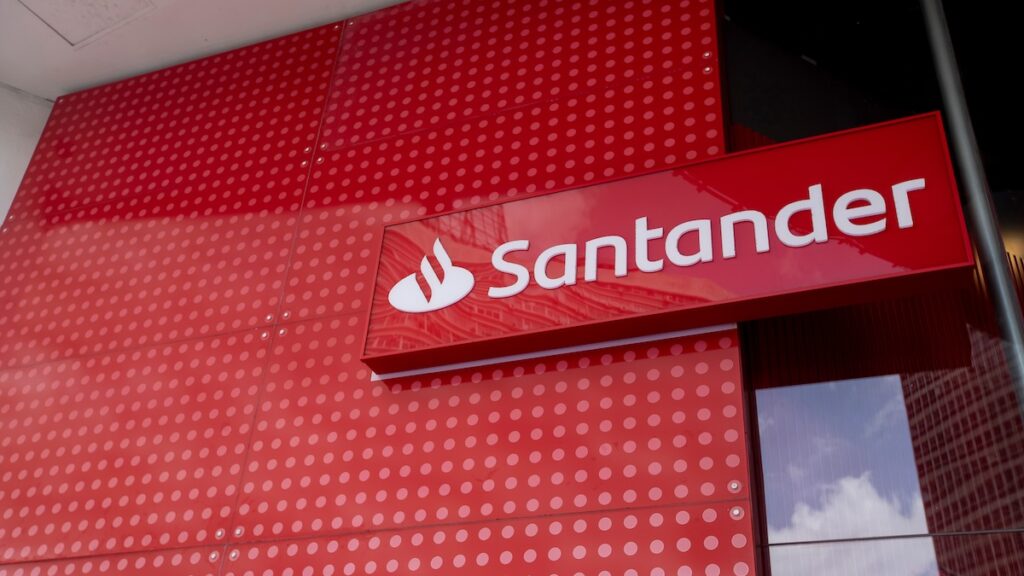 Santander Employee Data Breach Linked to Snowflake Attack - SecurityWeek